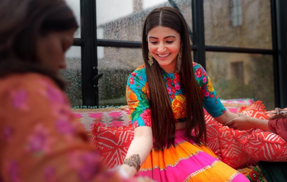 Stunning mehendi outfits for women to rock this wedding season