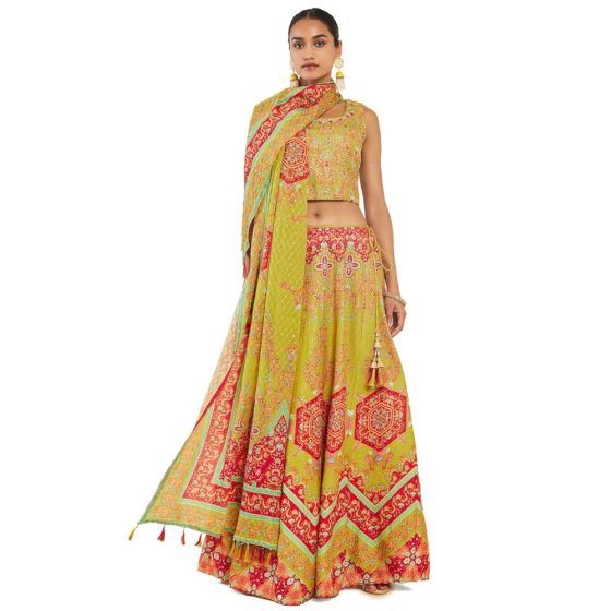 Stunning mehendi outfits for women to rock this wedding season