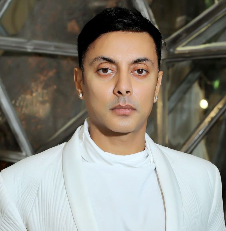 Author Vicram Sharma on his new book, beauty, Ayurveda and more.