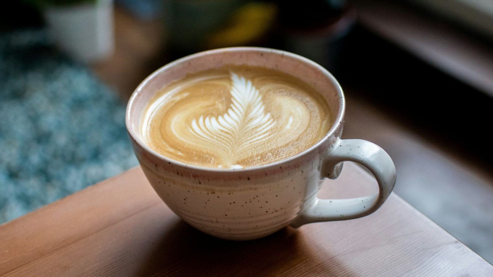 What is a flat white coffee and how to make it at home?