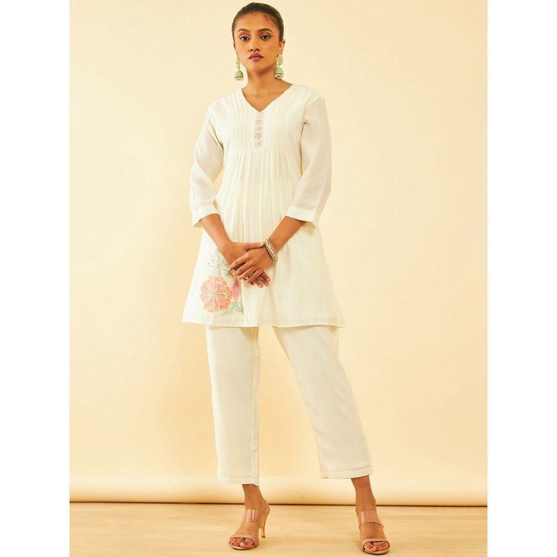 White outfits for Holi: White kurtas, T-shirts and more oufits to go for