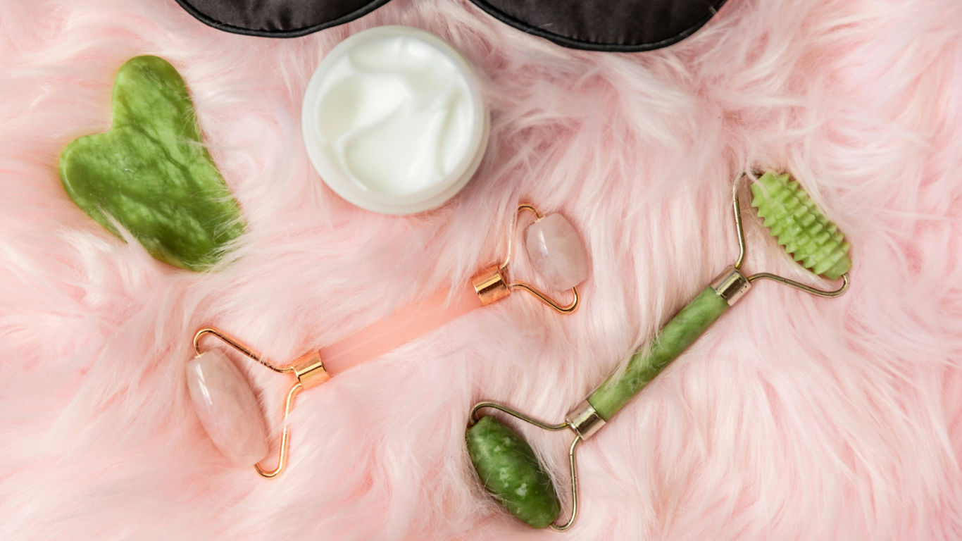 Gua Sha tool: Benefits and effects of using the pink and green gemstones