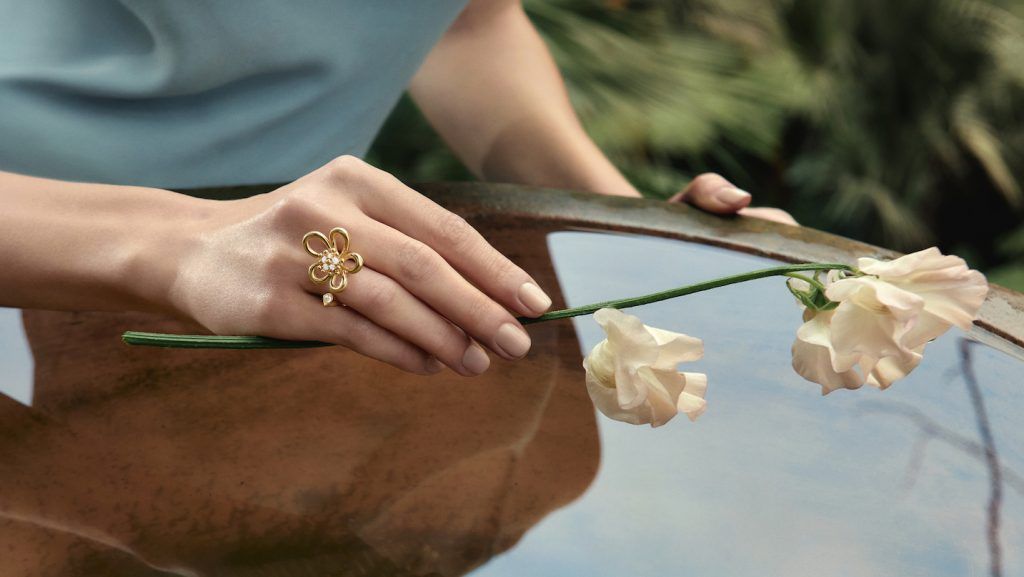 Everything about Van Cleef & Arpels Flowerlace collection | LSA IND