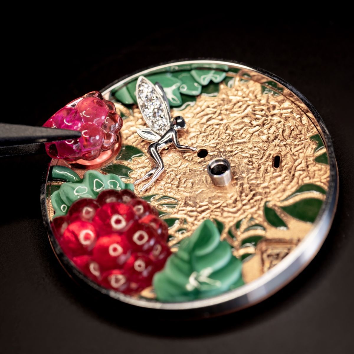 Striking dials by Van Cleef & Arpels: Tribute to Perlée grace | LSA IND