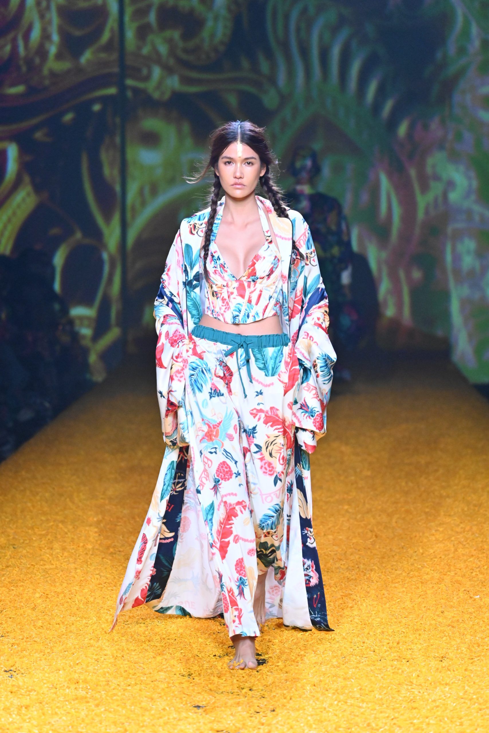 Issue โชว์คอลเล็กชั่นล่าสุดประจำวินเทอร์ 2022 ในงาน #BIFW2022