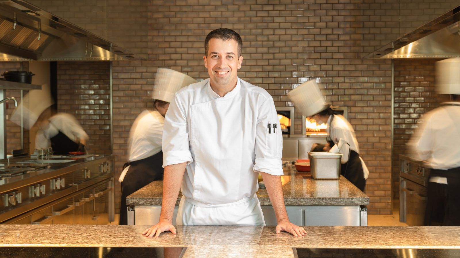 ไฟน์ไดนิ่ง :เรียนรู้ประสบการณ์อาหารคาตาลันผ่านห้องอาหาร Embassy Room