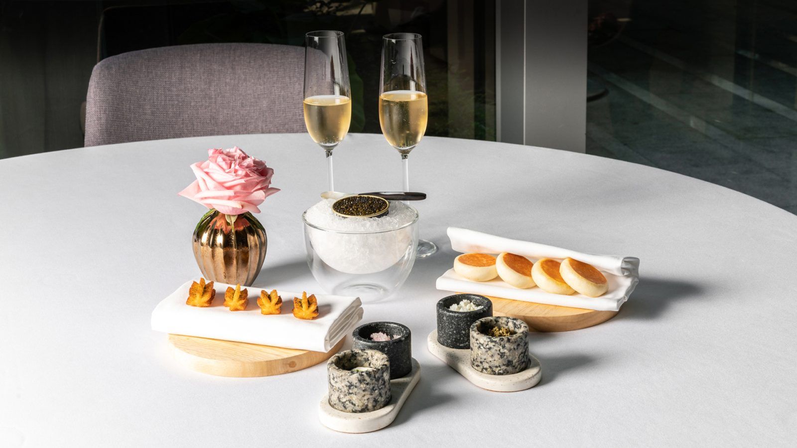 เพลิดเพลินไปกับดินเนอร์สุดพิเศษที่ Embassy Room Park Hyatt