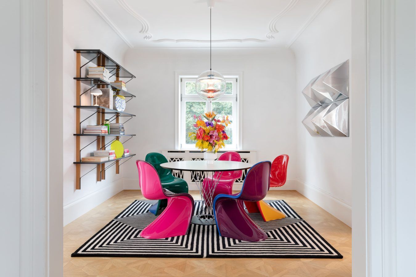 เจาะลึก เก้าอี้ พลาสติก Panton Chair งานดีไซน์ชื่อดังแห่งยุคของ Verner ...