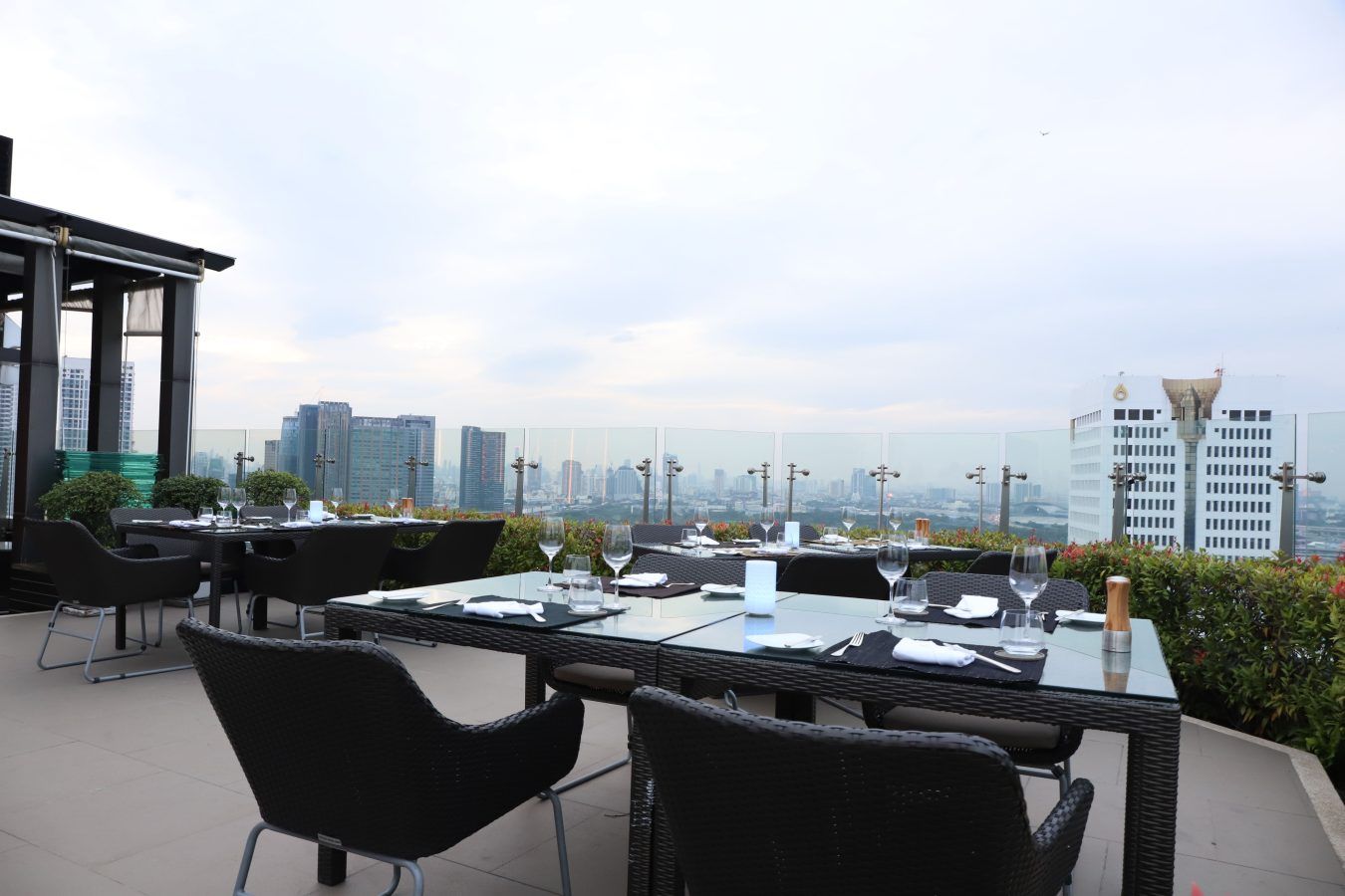 ชวนดื่มด่ำประสบการณ์กินดื่มน่าทึ่งที่ Blue Sky Rooftop Restaurant