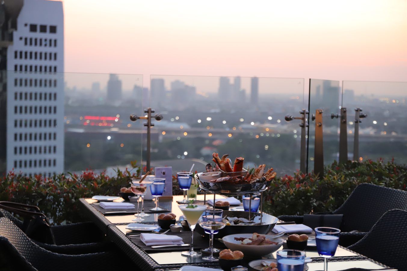 ชวนดื่มด่ำประสบการณ์กินดื่มน่าทึ่งที่ Blue Sky Rooftop Restaurant