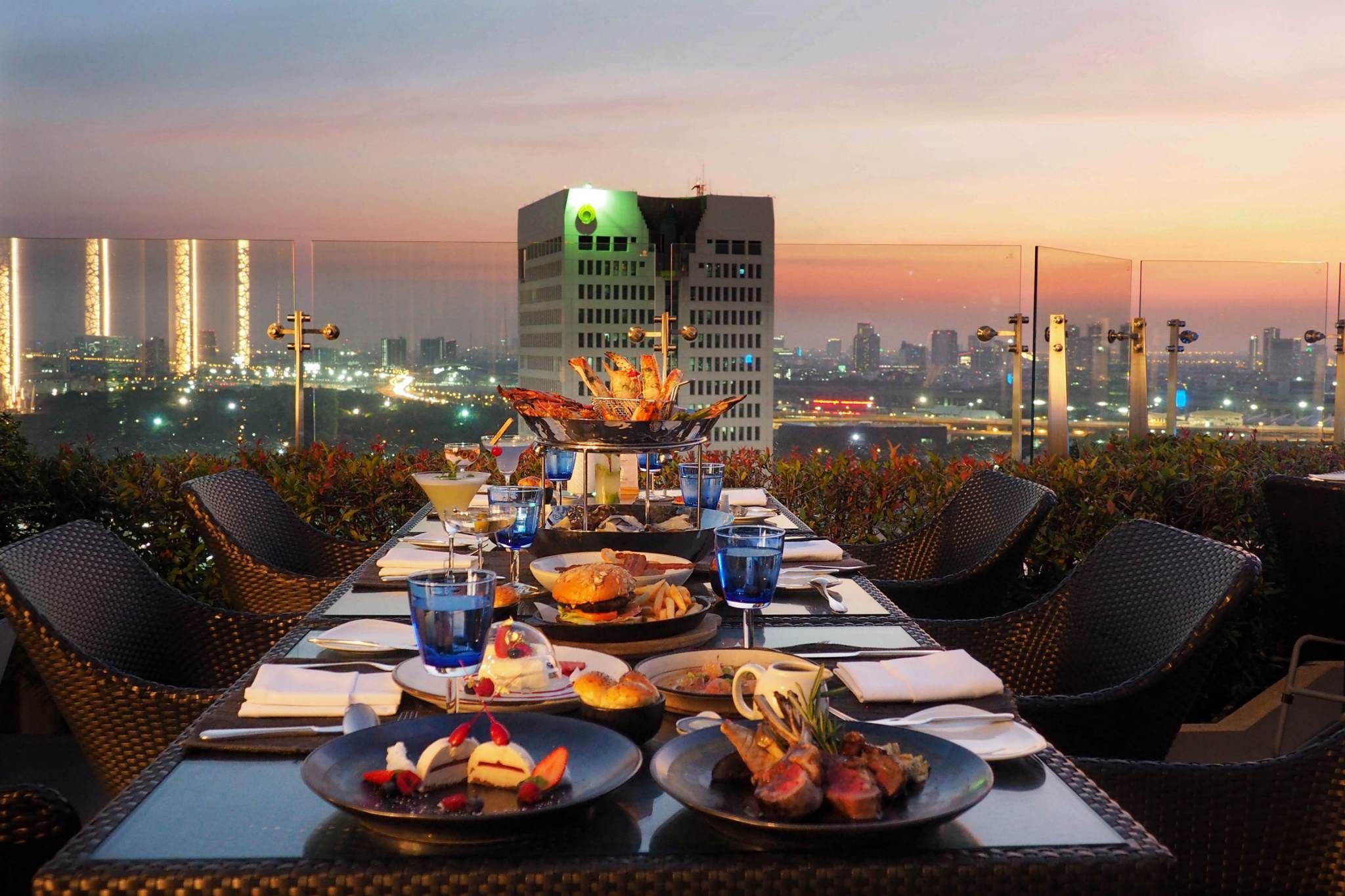 ชวนดื่มด่ำประสบการณ์กินดื่มน่าทึ่งที่ Blue Sky Rooftop Restaurant