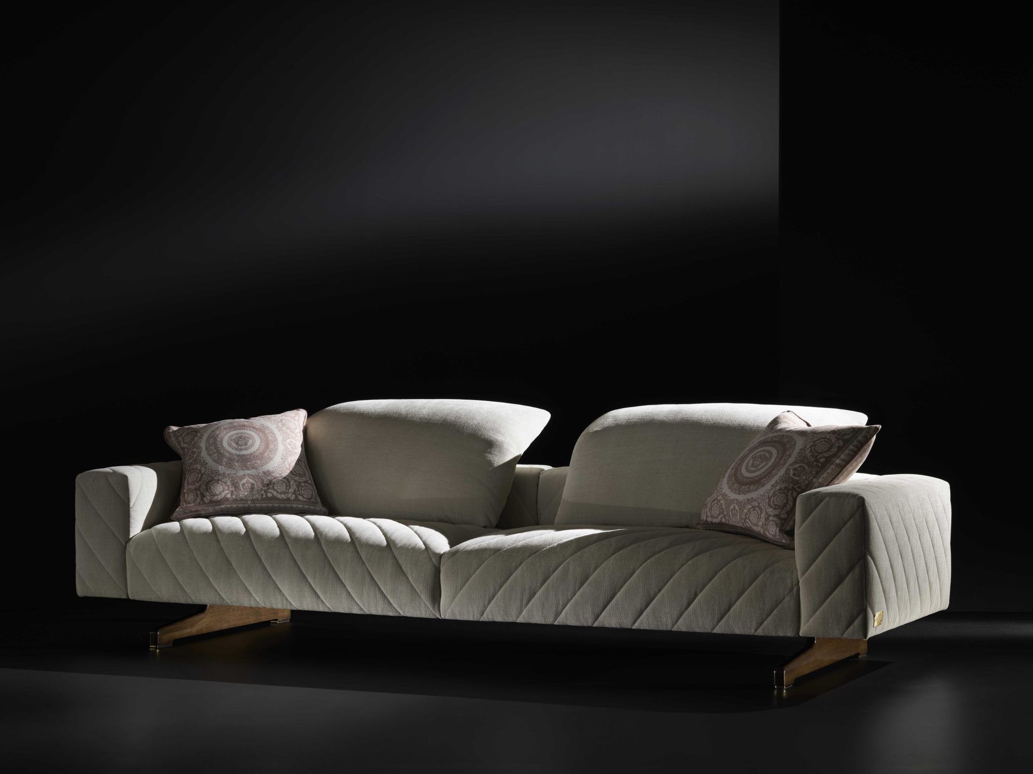 สำรวจ Versace Home คอลเล็กชั่นใหม่ผ่านความคิดดอนนาเทลลา เวอร์ซาเช่