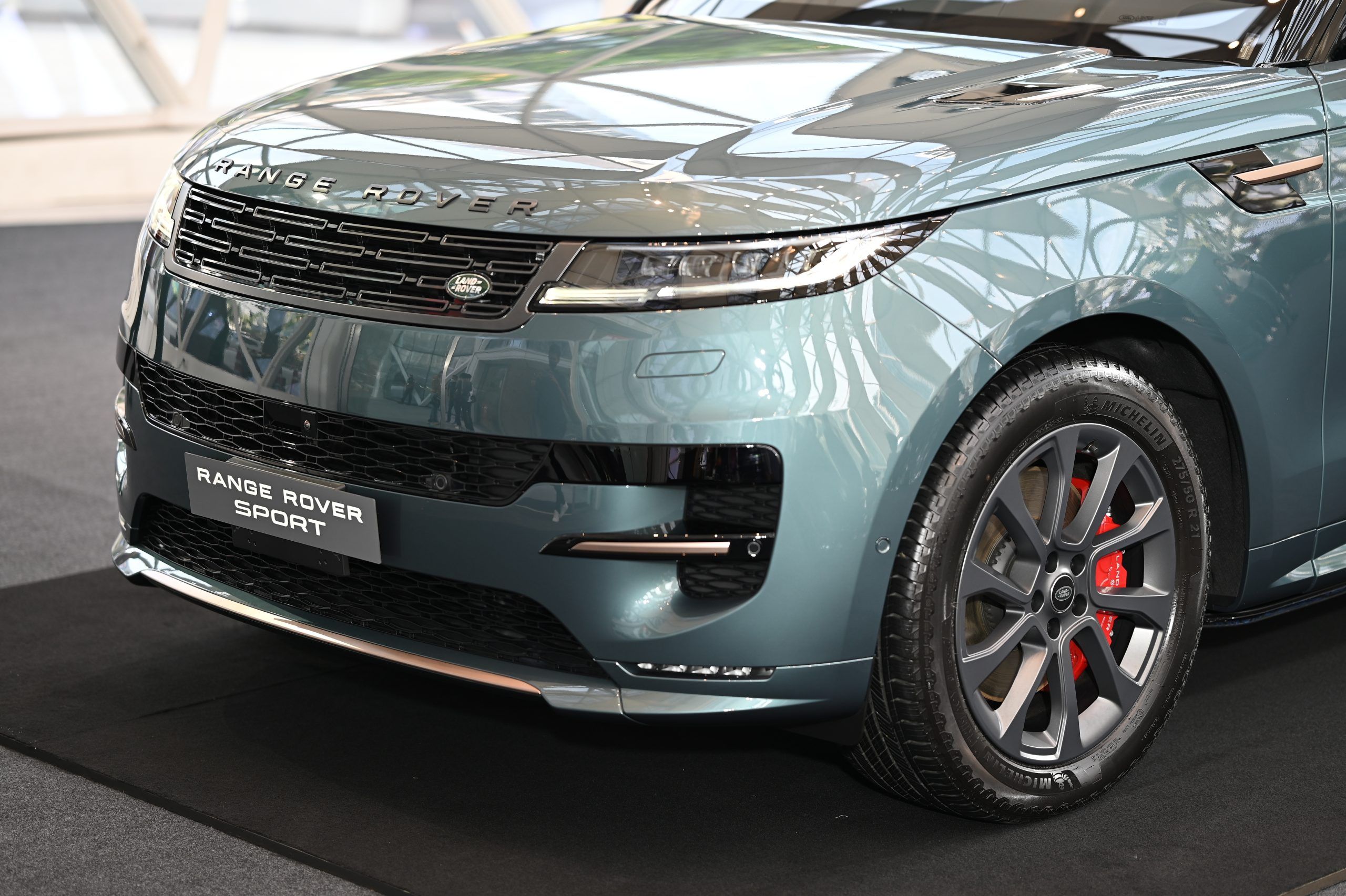 Range Rover Sport ใหม่ ปลั๊กอินไฮบริดที่เตรียมพร้อมสู่มิติรถไฟฟ้าในอนาคต