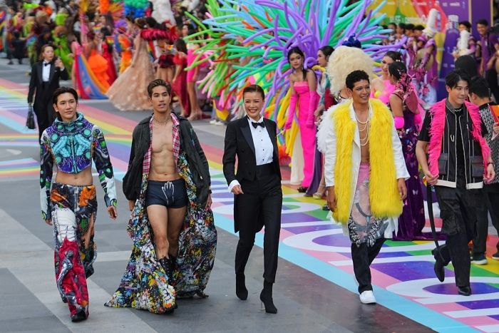 Central World รวม LGBTQIAN+ กว่า 500 ชีวิต ร่วมขบวนพาเหรดสุดยิ่งใหญ่