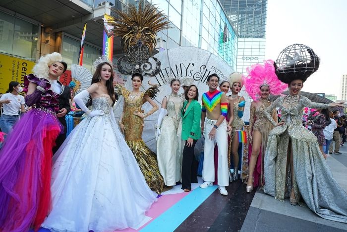 Central World รวม LGBTQIAN+ กว่า 500 ชีวิต ร่วมขบวนพาเหรดสุดยิ่งใหญ่