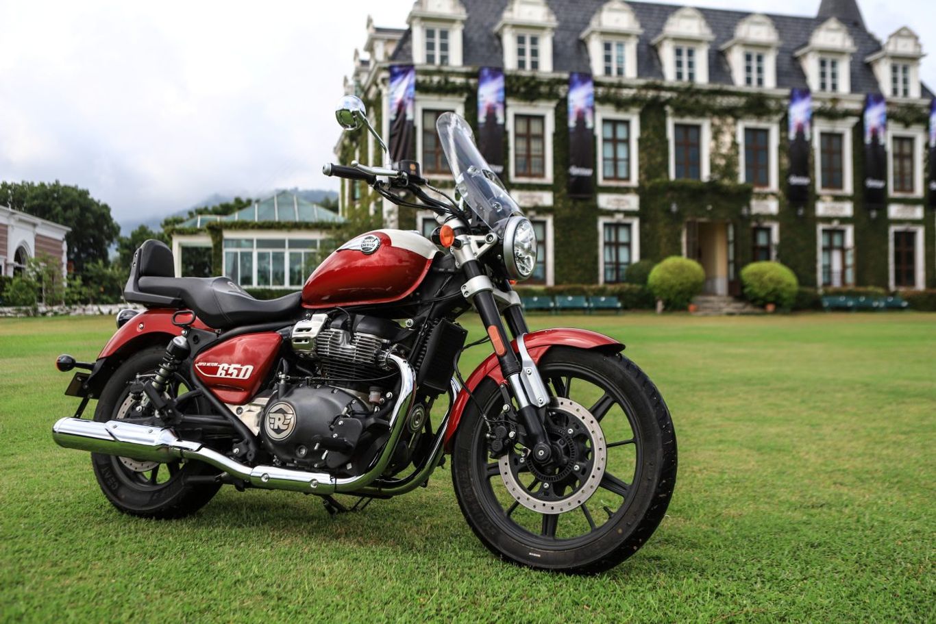 Royal Enfield Meteor 650 รีวิว มอเตอร์ไซค์ที่ใส่ความดุดันขับทางไกลไปสบาย ๆ