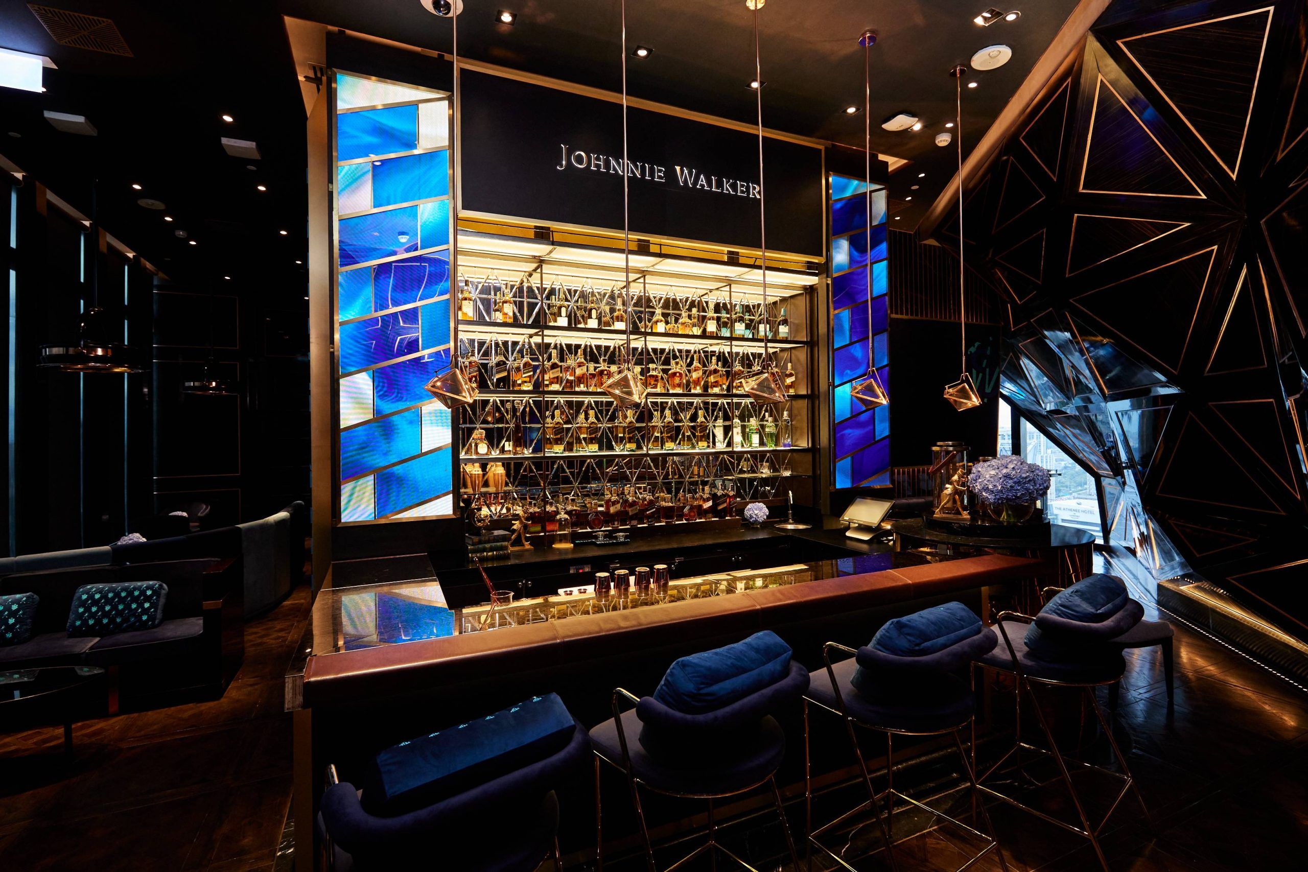 สัมผัส Johnnie Walker Depth of Blue Room แฟล็กชิพสโตร์ของ Blue Label