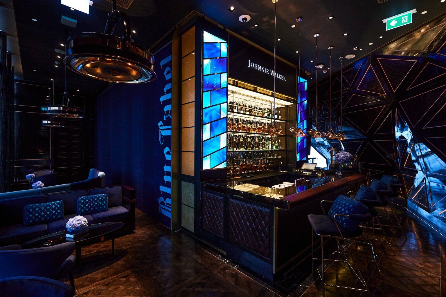 สัมผัส Johnnie Walker Depth of Blue Room แฟล็กชิพสโตร์ของ Blue Label