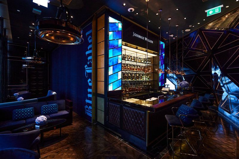 สัมผัส Johnnie Walker Depth of Blue Room แฟล็กชิพสโตร์ของ Blue Label