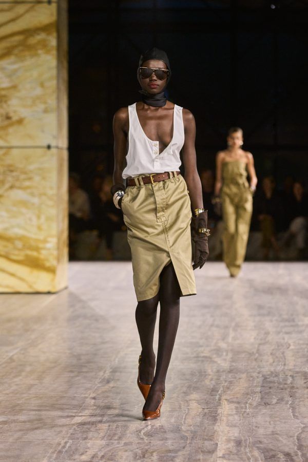 SS24 แบรนด์ Saint Laurent พื้นที่ผสานความเป็นบุรุษเข้ากับเฟมินินอย่างลงตัว