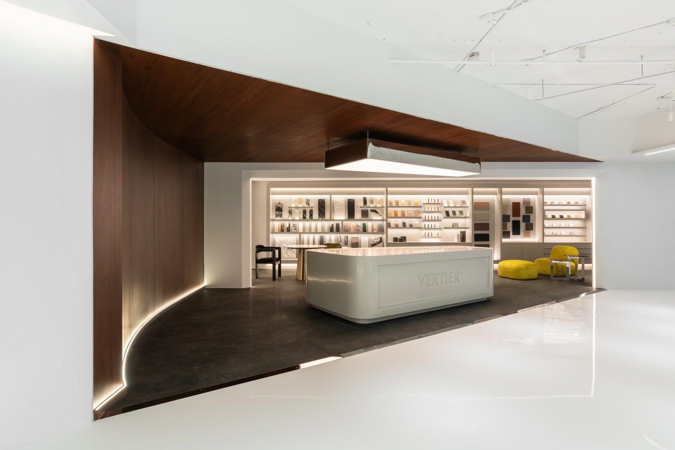 พาชมด้านในแฟล็กชิพแกลอรี่แห่งใหม่ของ Vertier แบรนด์เฟอร์นิเจอร์สัญชาติไทย