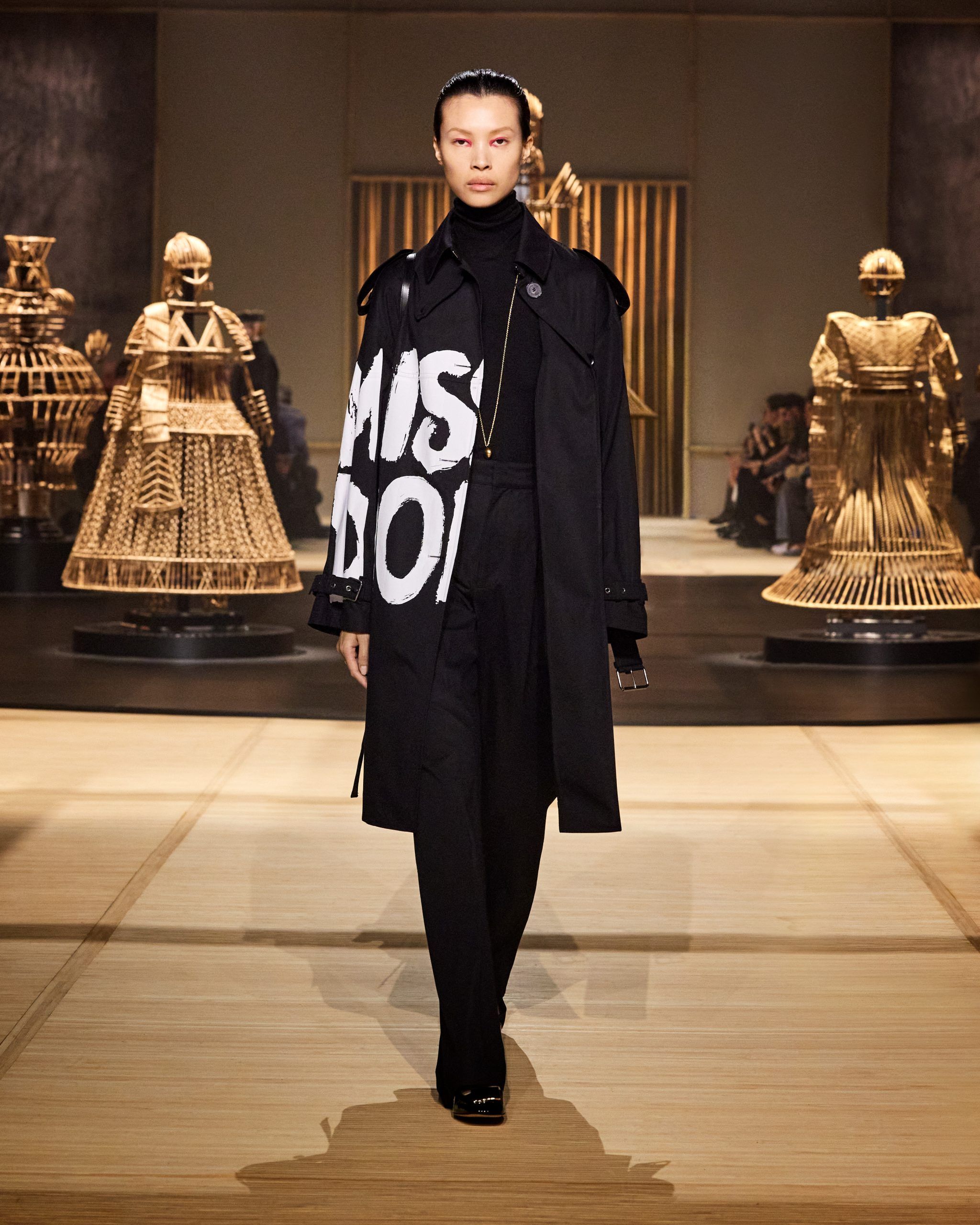 Dior โชว์คอลเล็กชั่น AW24 นำเสนอการเล่าเรื่องของเหล่าผู้หญิงแสนก๋ากั่น