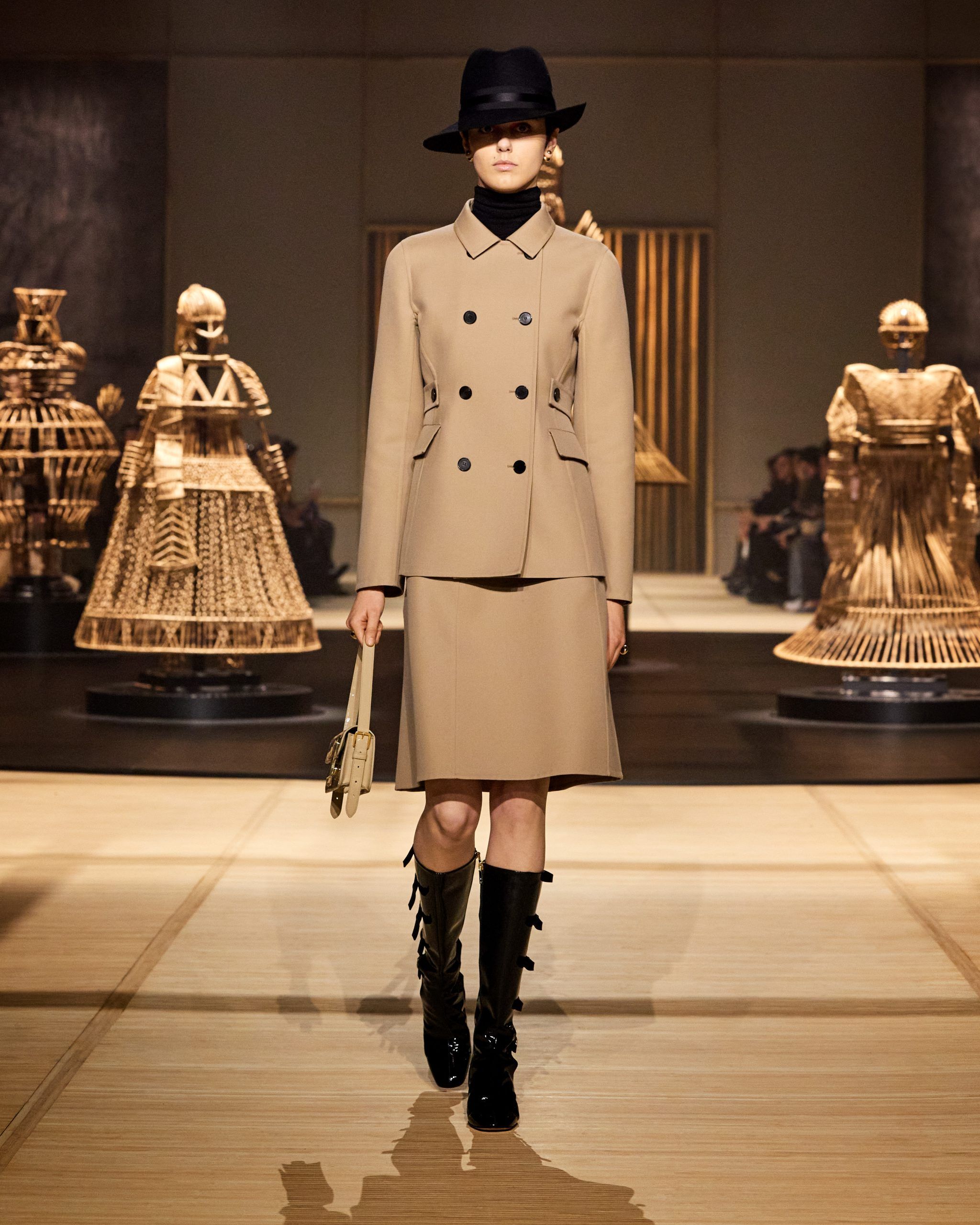 Dior โชว์คอลเล็กชั่น AW24 นำเสนอการเล่าเรื่องของเหล่าผู้หญิงแสนก๋ากั่น