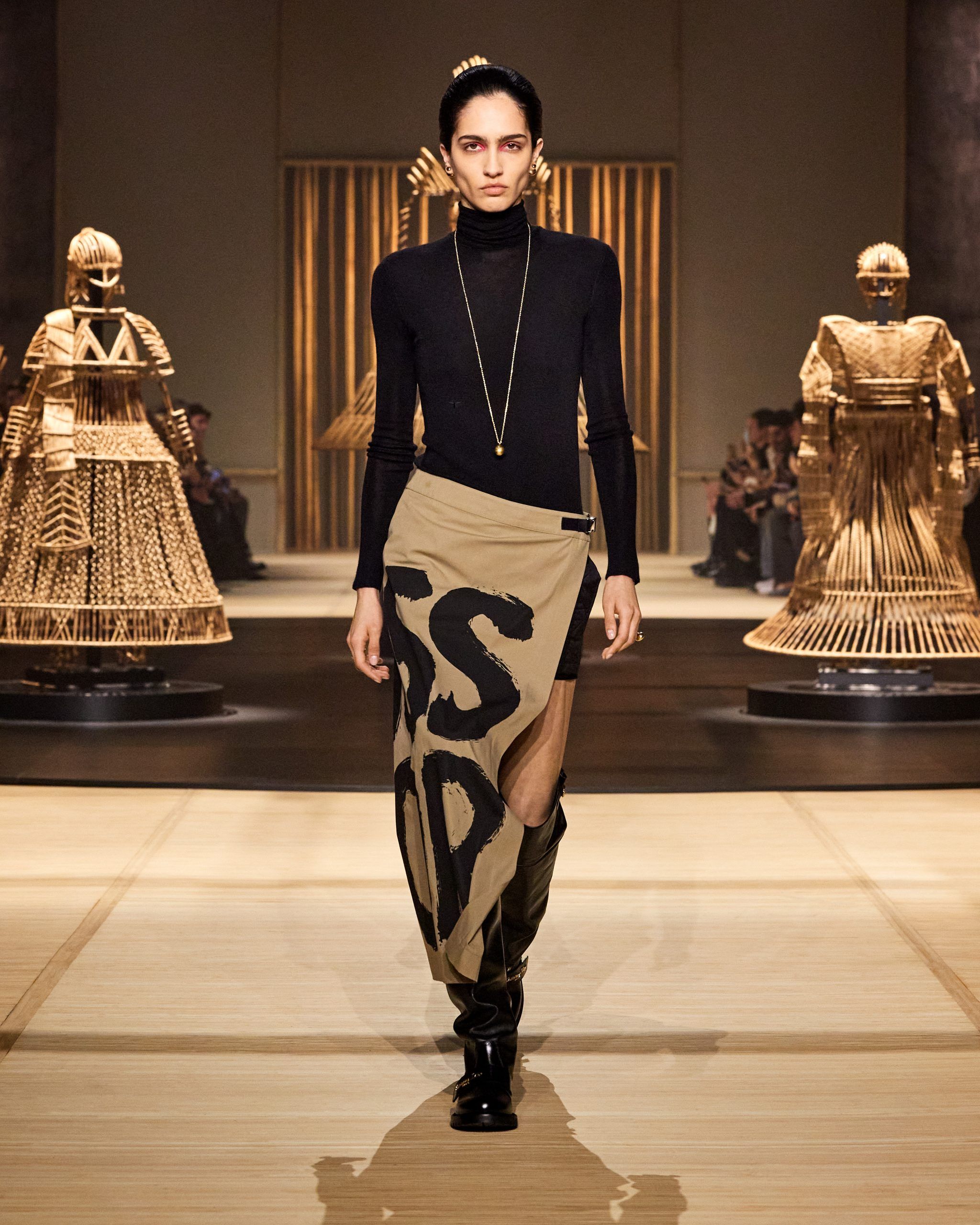 Dior โชว์คอลเล็กชั่น AW24 นำเสนอการเล่าเรื่องของเหล่าผู้หญิงแสนก๋ากั่น