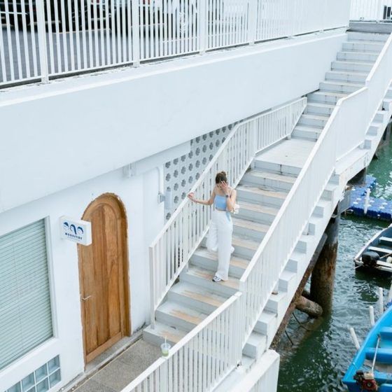 10 คาเฟ่ริมทะเล ภูเก็ต สวย ๆ บรรยากาศดี มีวิวทะเลหลักล้าน