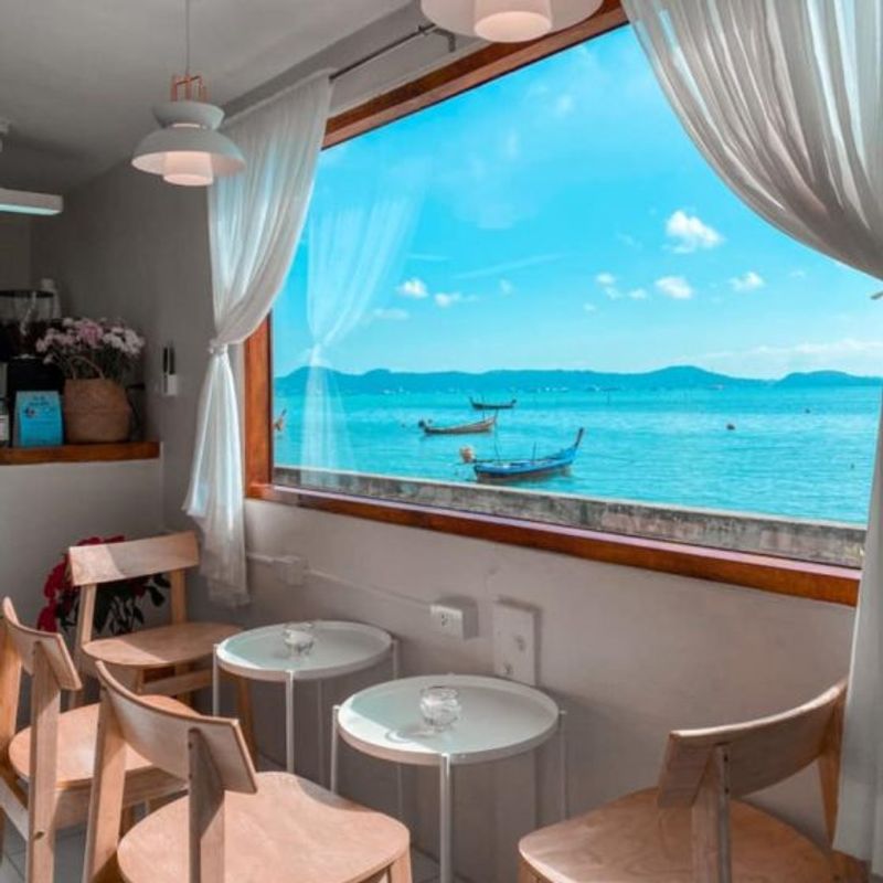 10 คาเฟ่ริมทะเล ภูเก็ต สวย ๆ บรรยากาศดี มีวิวทะเลหลักล้าน