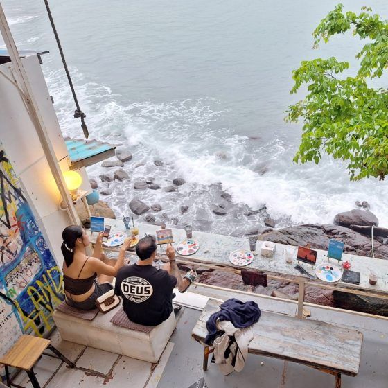 10 คาเฟ่ริมทะเล ภูเก็ต สวย ๆ บรรยากาศดี มีวิวทะเลหลักล้าน