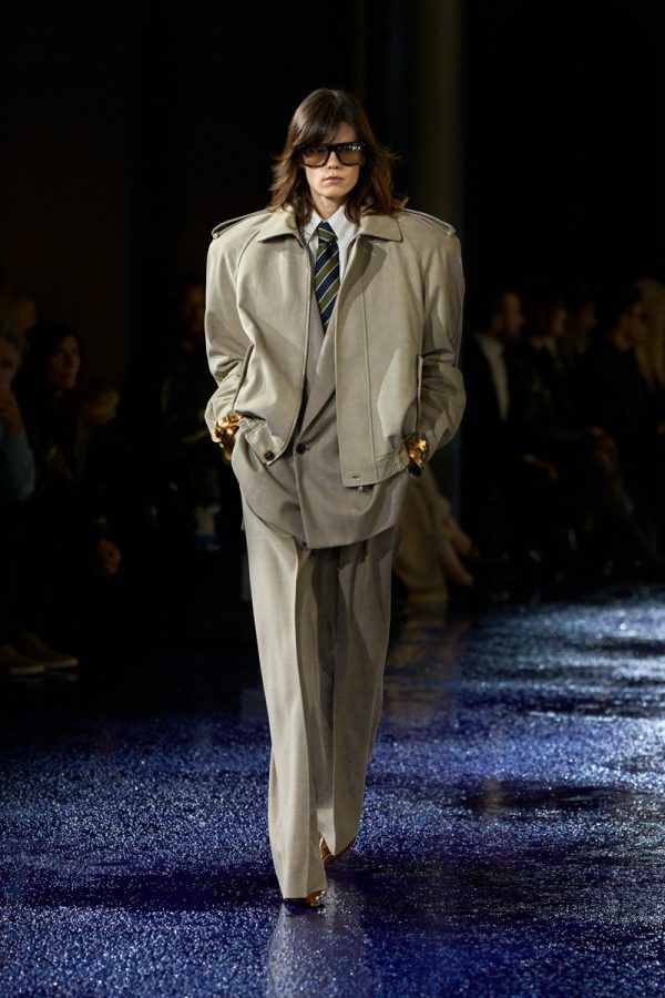 Saint Laurent SS25 คอลเล็กชั่นที่พยักเพยิดไปสู่เจ้าของและผลงาน Le Smoking