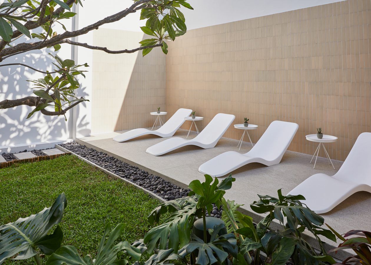 ทำสปา พอกโคลน เล่นโยคะ! ดูแลจิตใจและร่างกายแบบวนไปที่ The Standard Spa