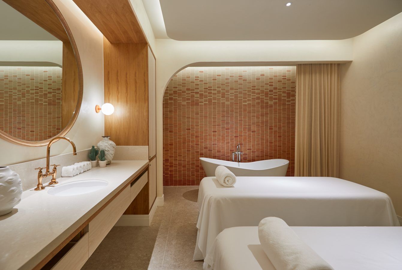 ทำสปา พอกโคลน เล่นโยคะ! ดูแลจิตใจและร่างกายแบบวนไปที่ The Standard Spa