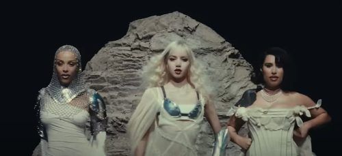 แซ่บไฟลุก! พร้อมสะกดทุกสายตา ‘Born Again’ MV ตัวเต็ม เพลงใหม่จาก Lisa