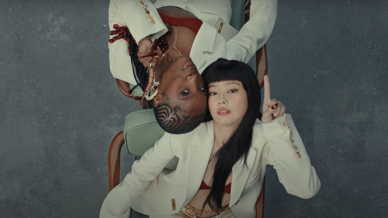 ควงเพื่อนสาวแร็ปไฟแล่บ! ใน MV เพลงใหม่ของ JENNIE & Doechii – ExtraL