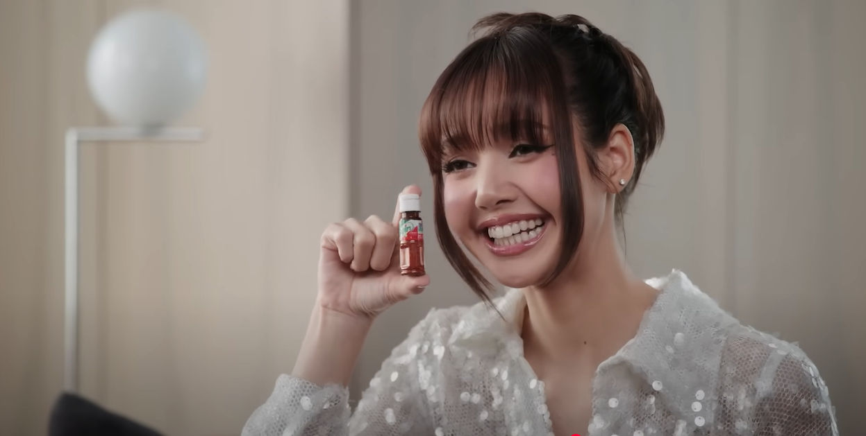 ลิปสติกแบรนด์ VIOLETTE_FR และยาดม! อยากรู้ไหม Lisa พกอะไรไว้ในกระเป๋าบ้าง