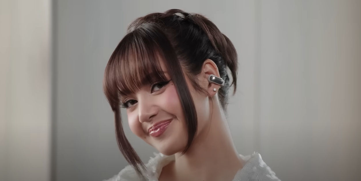 ลิปสติกแบรนด์ VIOLETTE_FR และยาดม! อยากรู้ไหม Lisa พกอะไรไว้ในกระเป๋าบ้าง