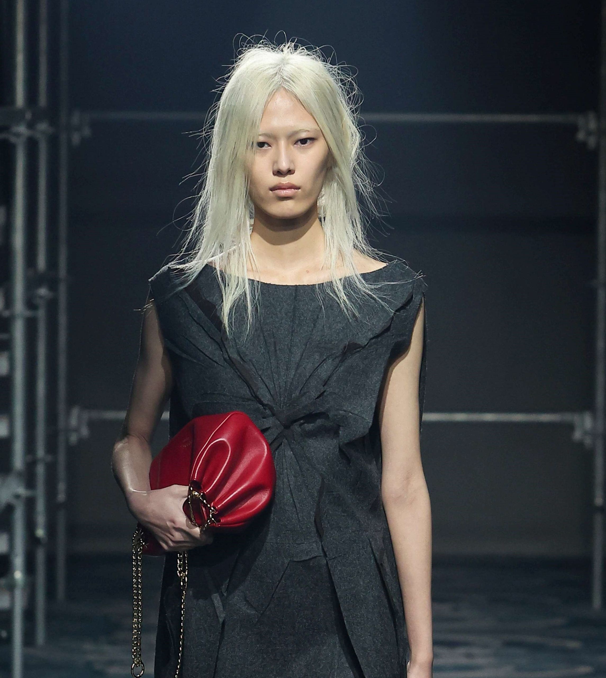 Prada “Raw Glamour” และการถือกำเนิดของกระเป๋า Tumulte