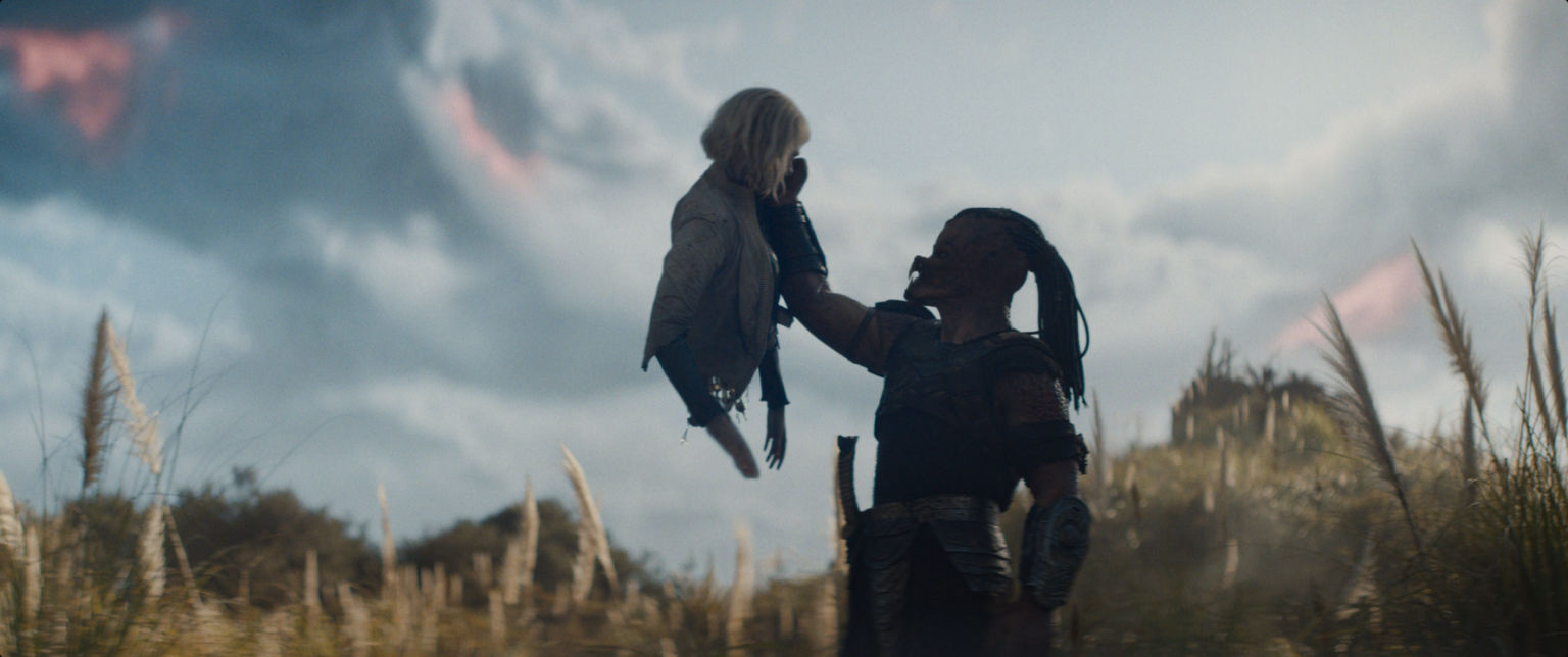 Predator: Badlands รีวิว โรบอทสาววุ่นวายกับพรานอวกาศหนุ่มเย็นชา